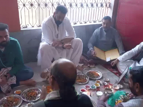 Bollywood star Sanjay Dutt reached Vishnupad to perform Pind Daan of ...
