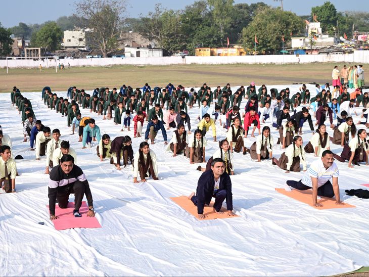 Collective Surya Namaskar on Youth Day | युवा दिवस पर सामूहिक सूर्य ...