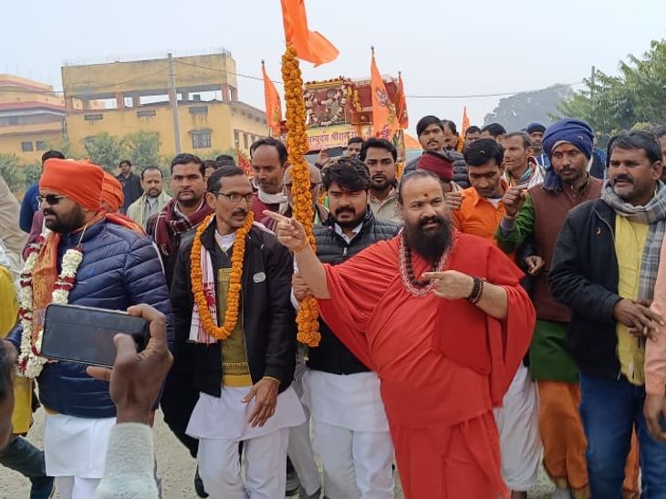 Religious flag shown at Shri Ram Rath Yatra in Ghazipur | गाजीपुर में ...