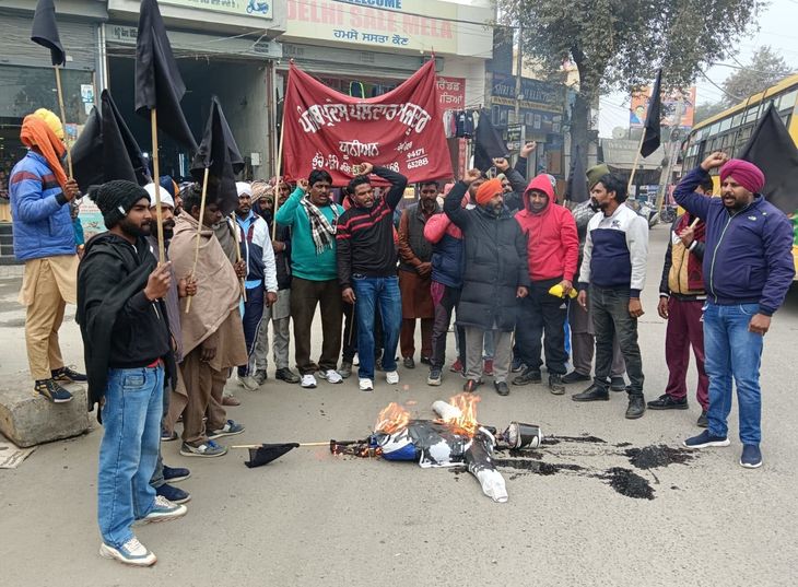 Palledar Mazdoor Union burnt effigy of Punjab government, raised ...