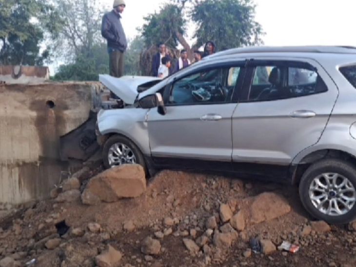 Khargone - No signs on under construction road, car collides with ...