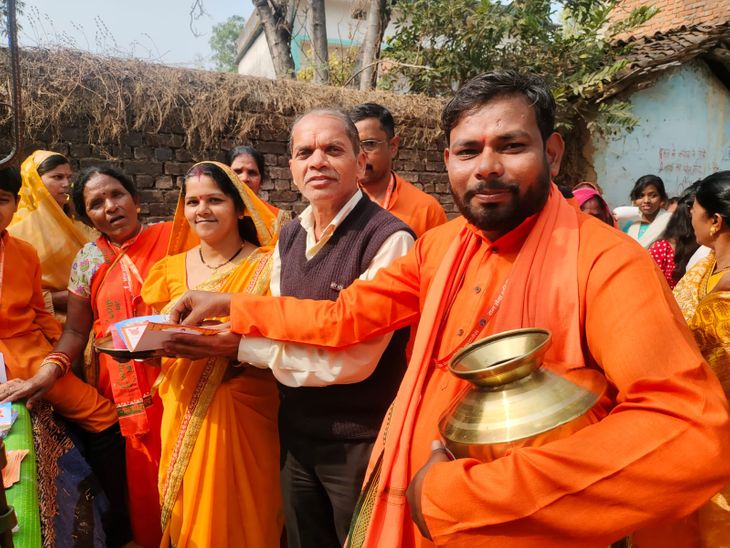 Ram devotees are busy delivering Akshat and invitations to every home.