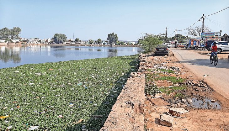 Damaged boundary of Puraina pond not rebuilt, footpath missing | पुरैना ...