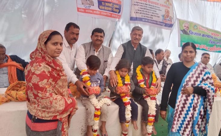 Workers taking the schemes to the people | योजनाओं को लोगों तक पहुंचा ...