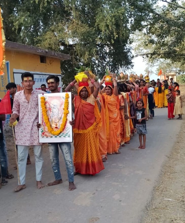 Akshat distributed invitation to come to Ayodhya | अक्षत बांट अयोध्या ...