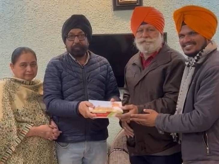 Sikh Sangat distributed Akshat and invitation cards from door to door ...