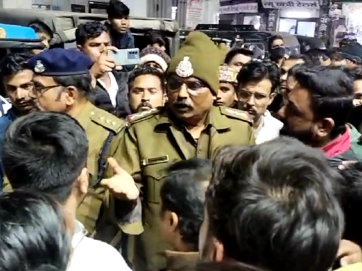 Demonstration of Yuva Morcha outside the traffic police station in ...