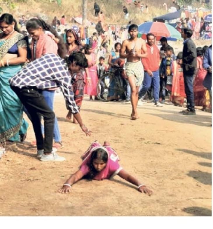 Devotees observed Nirjala fast and took bath in the pond and reached ...