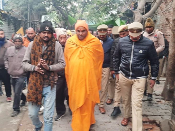 Swami Shri Atmanand Saraswati Maharaj met the victim's family, gave ...