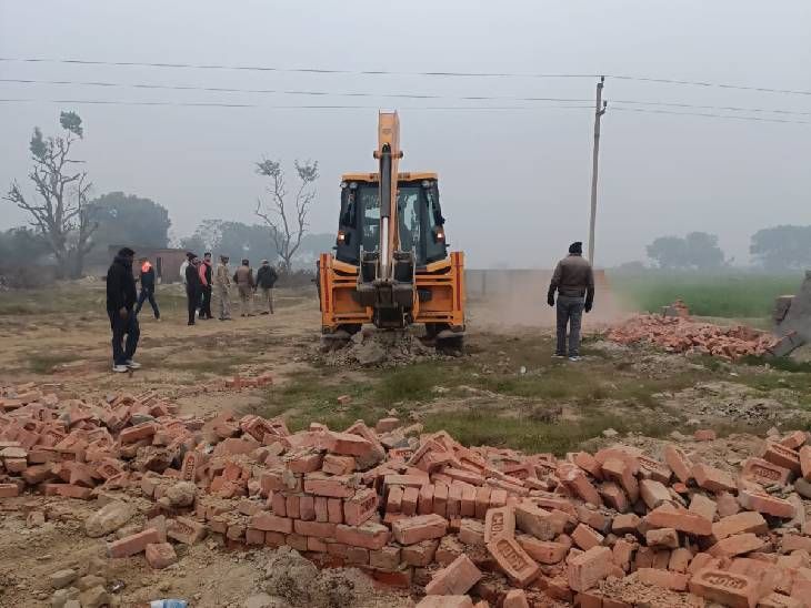 Authority's bulldozer runs on illegal construction 8000 square meters ...