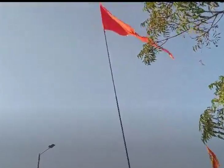 41 feet high saffron flag hoisted on Santpur overbridge | सांतपुर ...