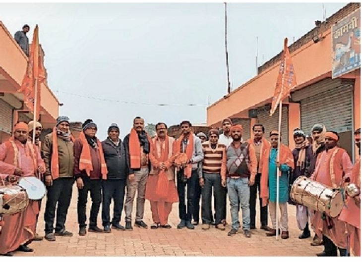 Distribution of worshiped Akshat of Ayodhya in Hasanpur market | हसनपुर ...