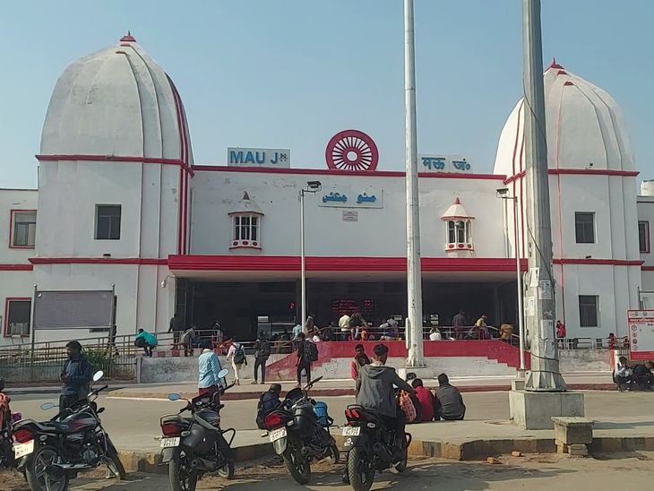 Platform under construction at Mau railway station...inviting accidents ...