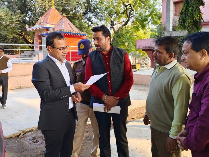 The shopkeepers already established in the bus stand demanded to ...
