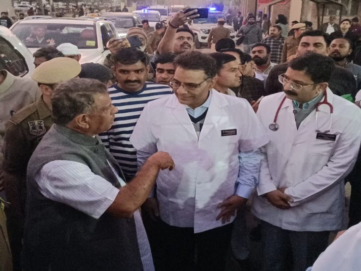 Medical College Principal Kachwaha and MDM Superintendent Rajpurohit ...