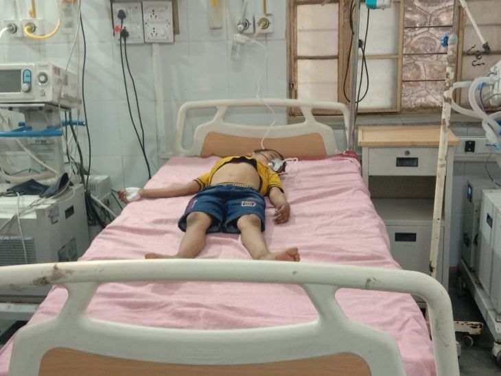 Innocent child falls from roof while flying kite, seriously injured ...