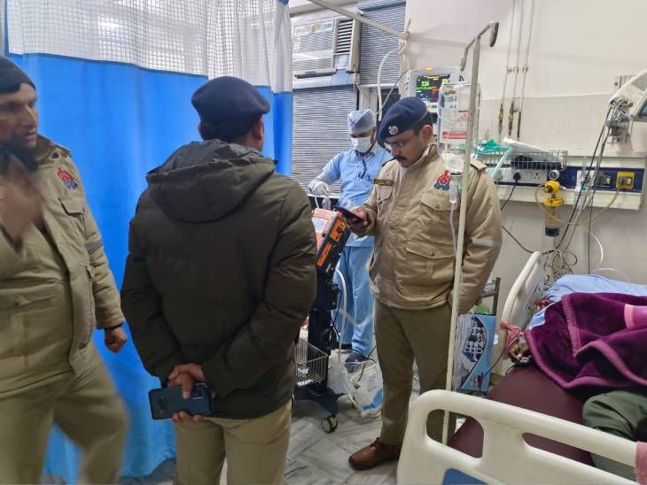 Artika car fell into canal in Agra | आगरा में कार नहर में गिरी, 4 की ...