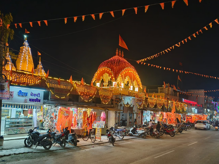 Ratlam decorated with saffron flag and colorful lights | भगवा ध्वज व ...