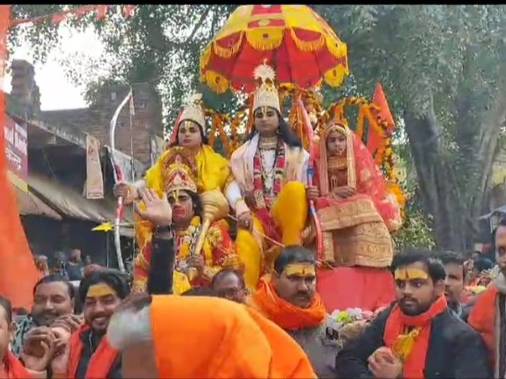 Gopiganj city decorated like a bride with saffron flag