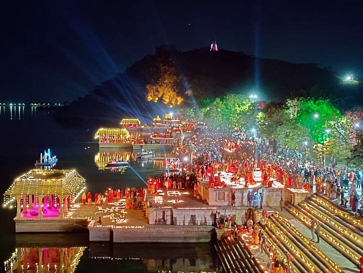Rajsamand lake illuminated with 51 thousand lamps | राजसमंद झील के बीच ...