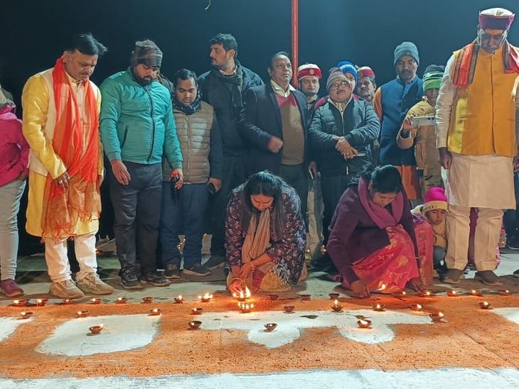 DM Aryaka Akhouri reached Collector Ghat to light the lamp | कलेक्टर ...