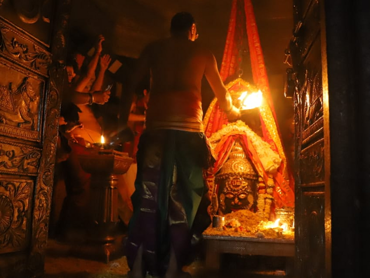 Darshan of Shri Ram form, flower shower and fireworks in Bhasmarti ...