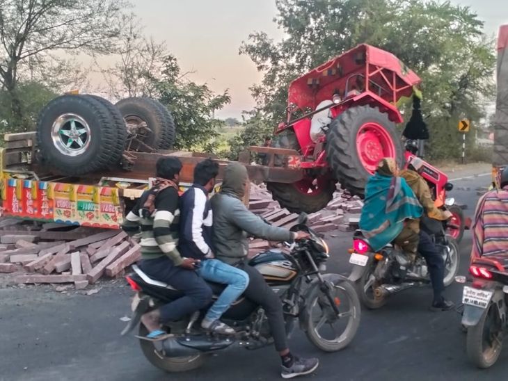 Tractor trolley loaded with stone pillars overturned, jam on the ...