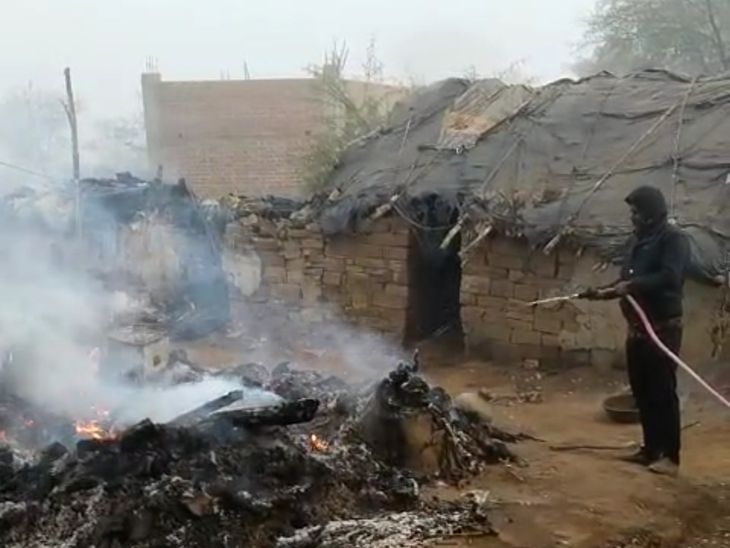 Elderly man burnt alive due to fire in hut | झोपड़ी में आग लगने से ...