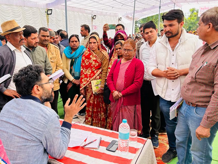 Public dialogue program held in Raghogarh area | राघोगढ़ इलाके में हुआ ...