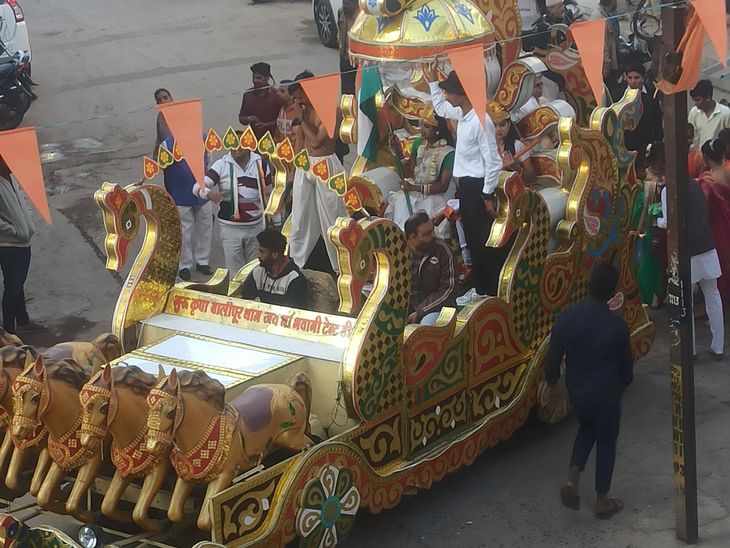 Republic Day being celebrated with pomp in Manawar | मनावर में धूमधाम ...