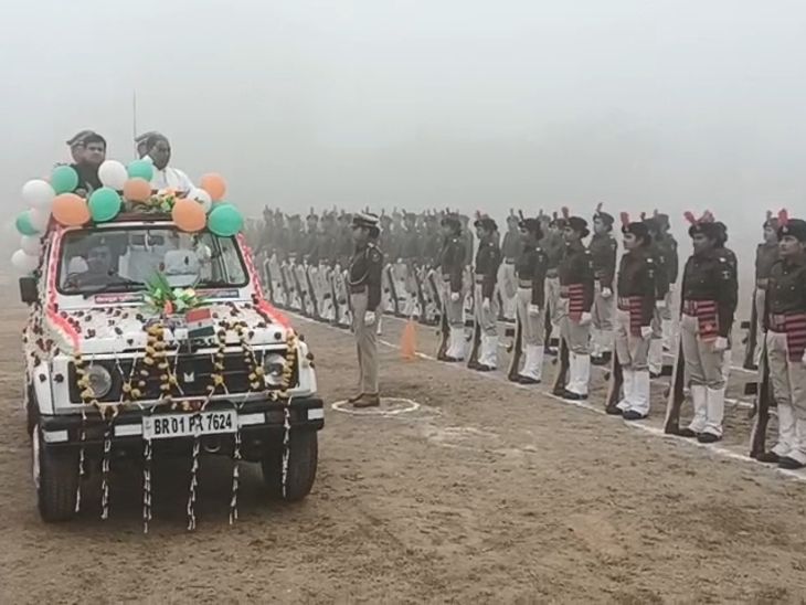 Labor Resources Minister Surendra Ram hoisted the flag | श्रम संसाधन ...