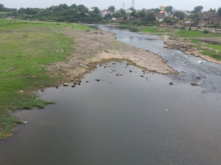 Effort to clean Manawar River | मनावर नदी को साफ बनाने की कवायद: नपा ने ...