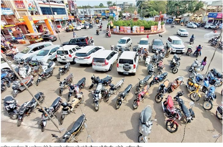 This is not a parking lot, it is Gandhi Square... | यह पार्किंग स्थल ...