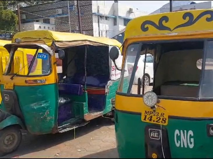 Two miscreants broke the glass of 9 auto rickshaws | दो बदमाशों ने 9 ...