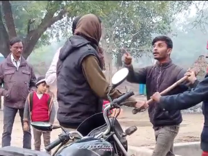 Clash with Inspector who came to investigate in Jalaun, VIDEO
