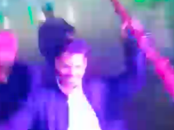 Dancing with weapons at a wedding proved costly | शादी में हथियार लेकर ...