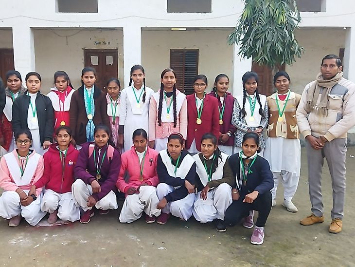 Winners of general knowledge competition received honours. | सामान्या ...