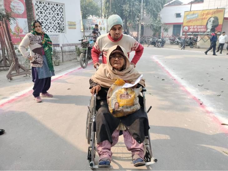 Old lady reached DM with complaint on wheel chair