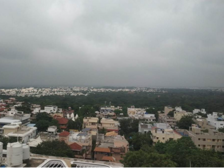 Weather changed in Agra, cloudy with strong wind