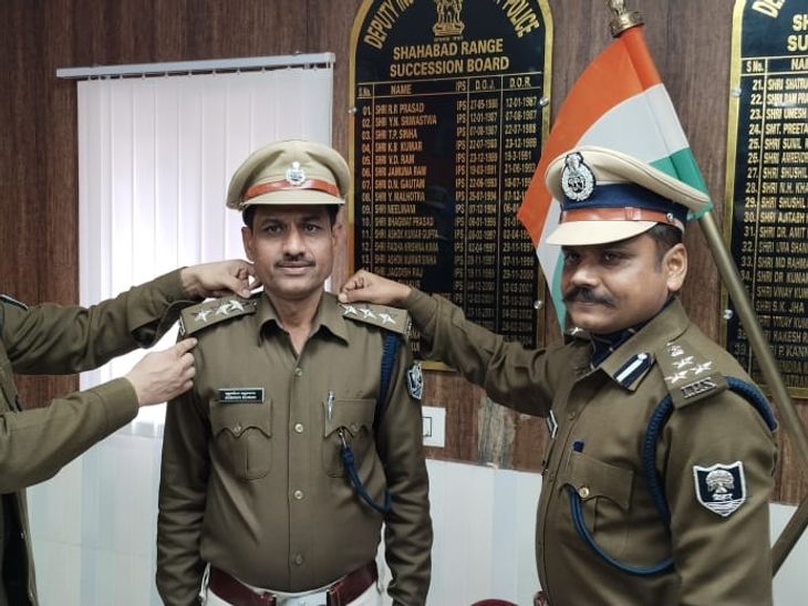 Shahabad DIG wore badges on promoted 10 DSP | प्रोन्नत 10 DSP को ...
