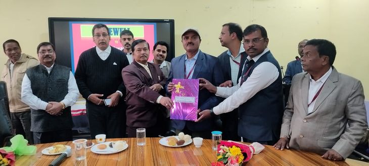 Emotional farewell given to two teachers retired from DAV Rajrappa ...