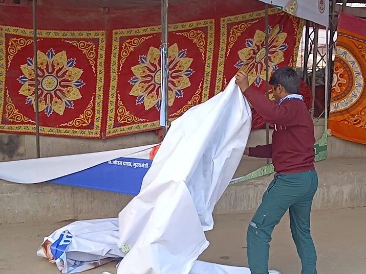 Looting of posters and banners in Morena | मुरैना में पोस्टर बैनरों की ...