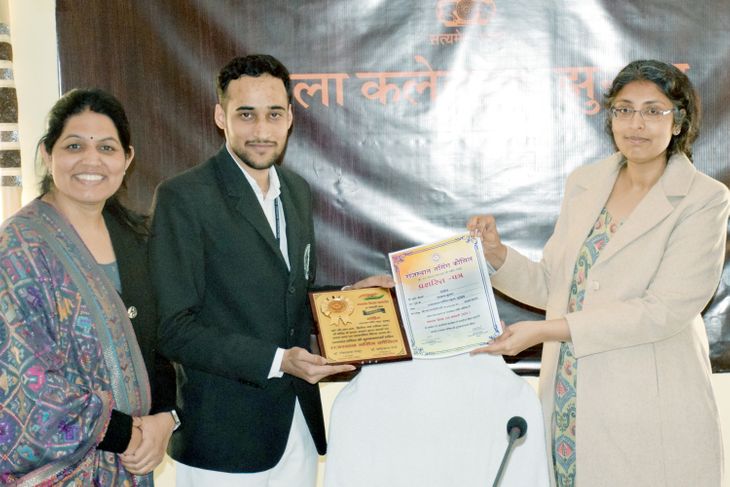 Collector congratulated GNM Rajasthan topper Mohit | जीएनएम राजस्थान ...