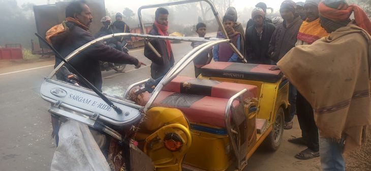 Five e rickshaw riders injured in collision with truck | ट्रक से भिड़ंत ...