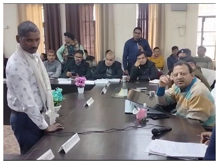 DM's attitude turned harsh on Samadhan Divas in Sikandarpur | सिकंदरपुर ...