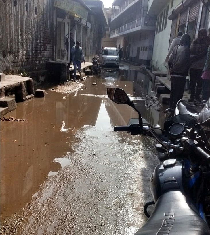 Drain jam in Kishanpura, dirty water and garbage flowing in the street ...