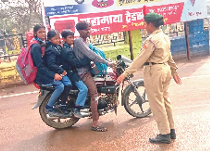 NCC cadets are making drivers aware of wearing helmets. | एनसीसी ...