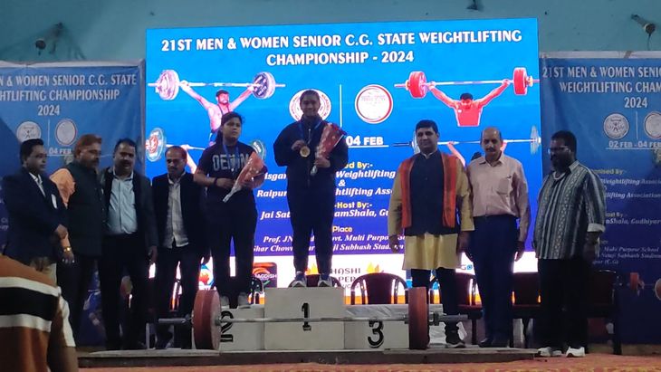 Rishika of Bacheli and Kamlesh of Jagdalpur won gold in weightlifting ...