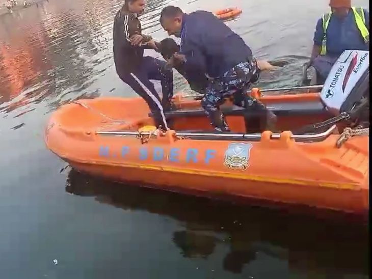 Soldier saves young man drowning in Shipra river-VIDEO | शिप्रा नदी में डूब रहे युवक को बचाने का ...