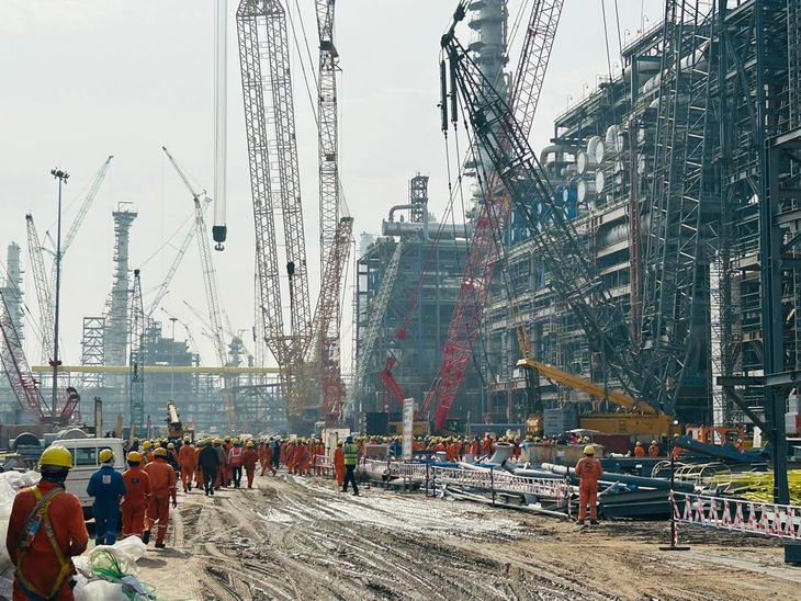 Worker falls from roof of refinery, dies | रिफाइनरी में छत से गिरा ...